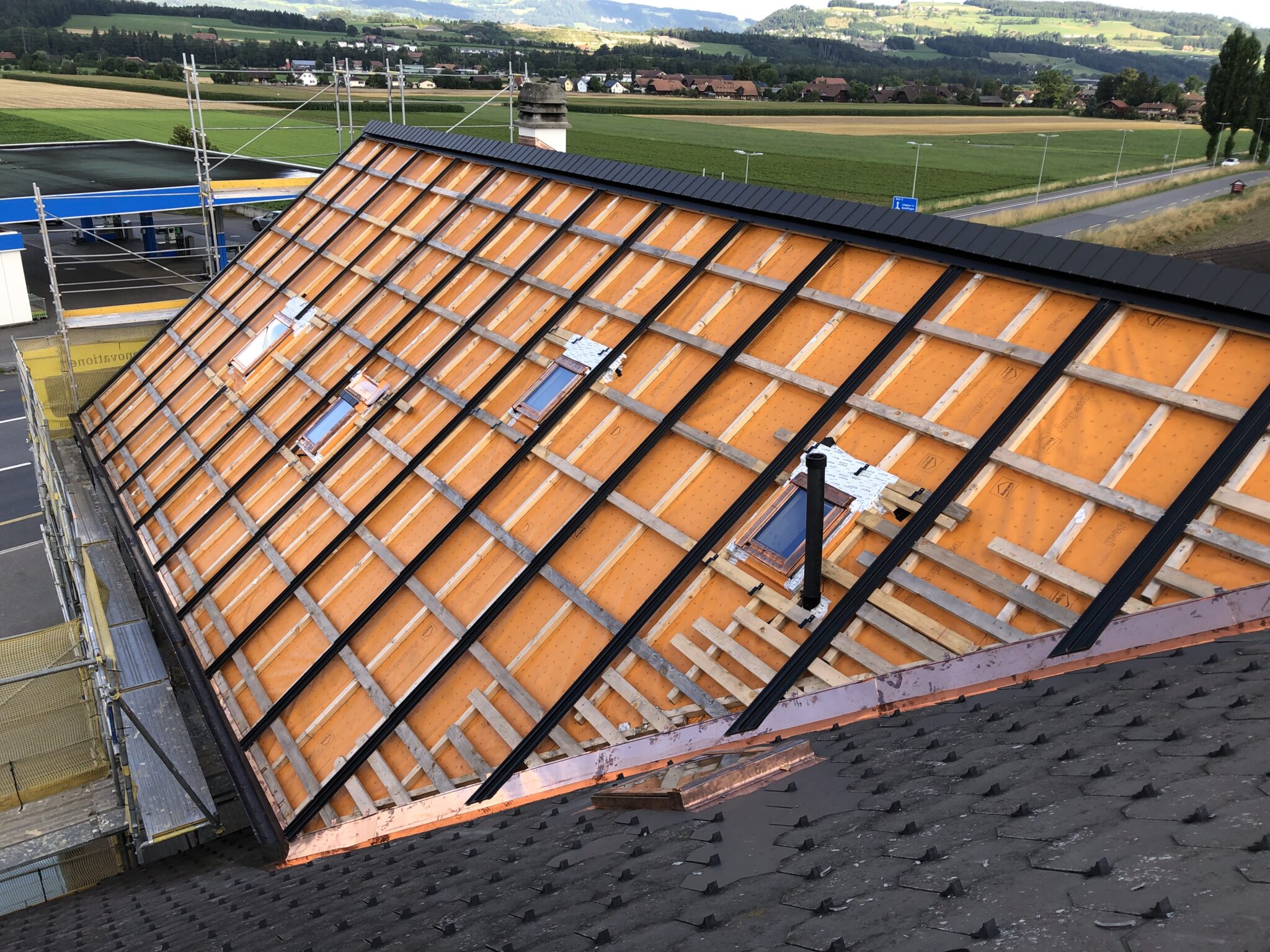 A bright future with energy-efficient roof renovation and photovoltaics ...